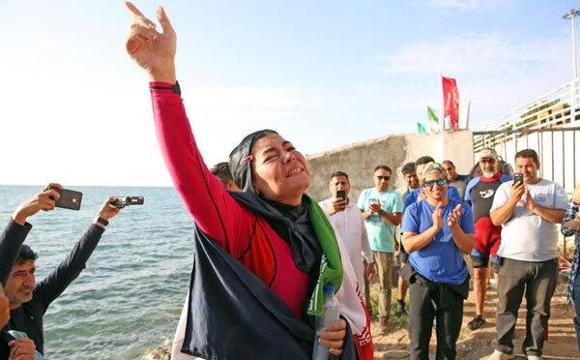Despite Hijab, Iranian Woman Breaks Guinness World Record in Handcuffed ...